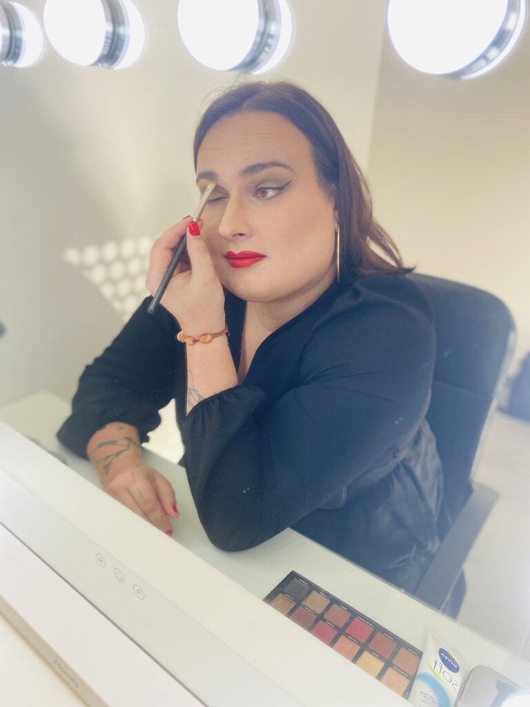 Le maquillage, allié de la transition et de la confiance en soi